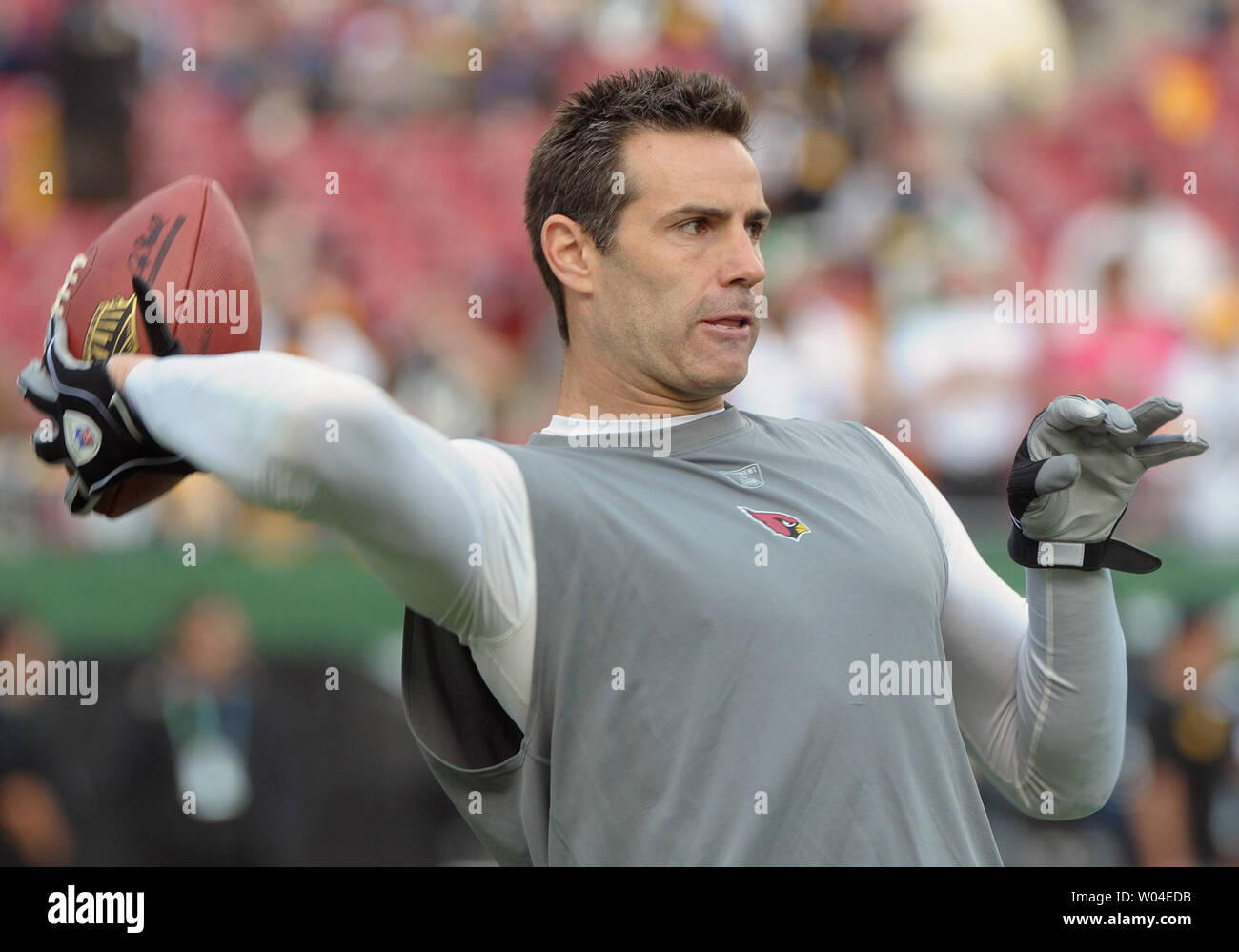 Arizona Cardinals quarterback Kurt Warner warms up at Super Bowl XLIII ...