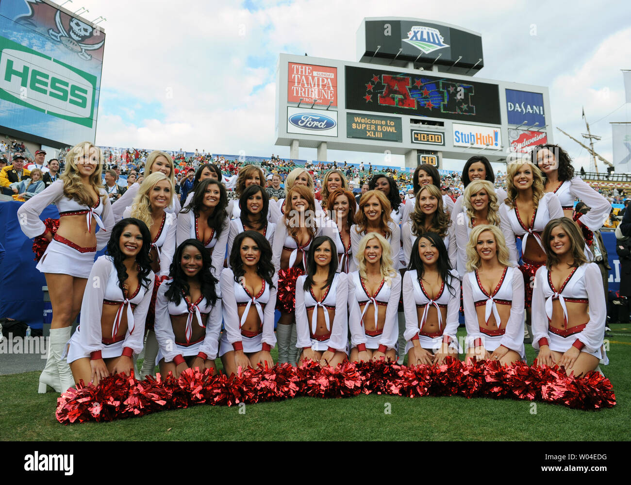 The NFL cheerleaders pose for their group portrait at Super Bowl XLIII ...
