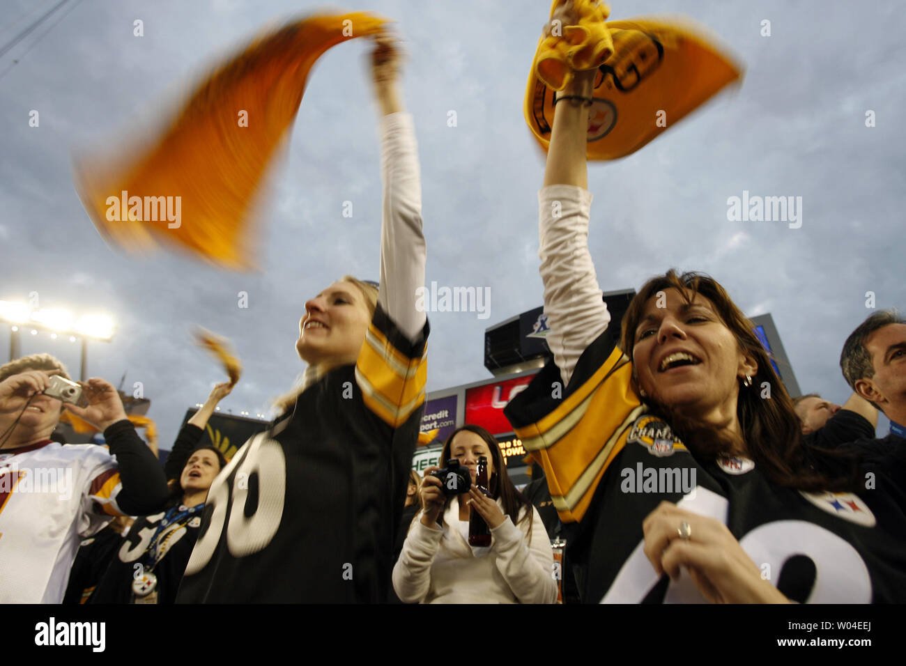 Pittsburgh steelers fans cheer in hi-res stock photography and images ...