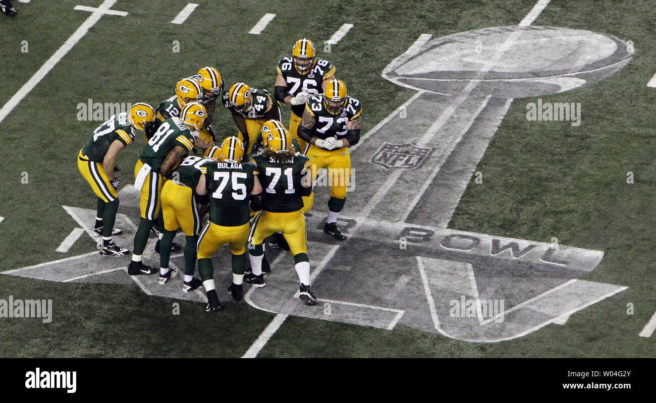 Green Bay Packers huddle in the first quarter during Super Bowl XLV ...
