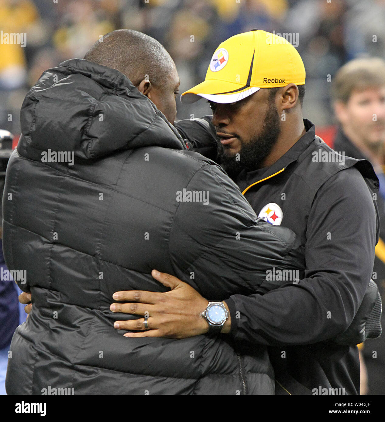 Pittsburgh Steelers head coach Mike Tomlin (R) embraces former NFL ...