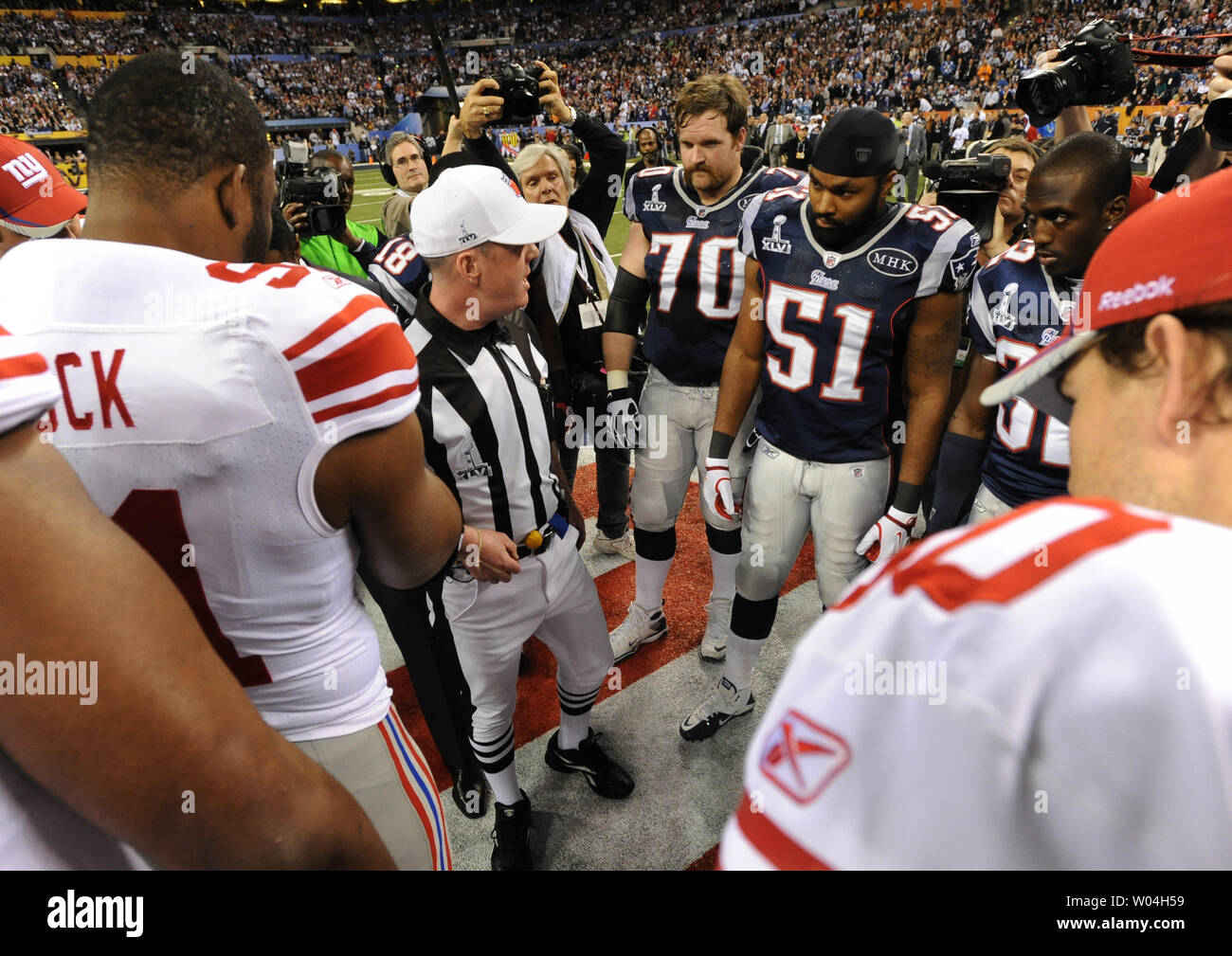 Referee coin toss hi-res stock photography and images - Alamy