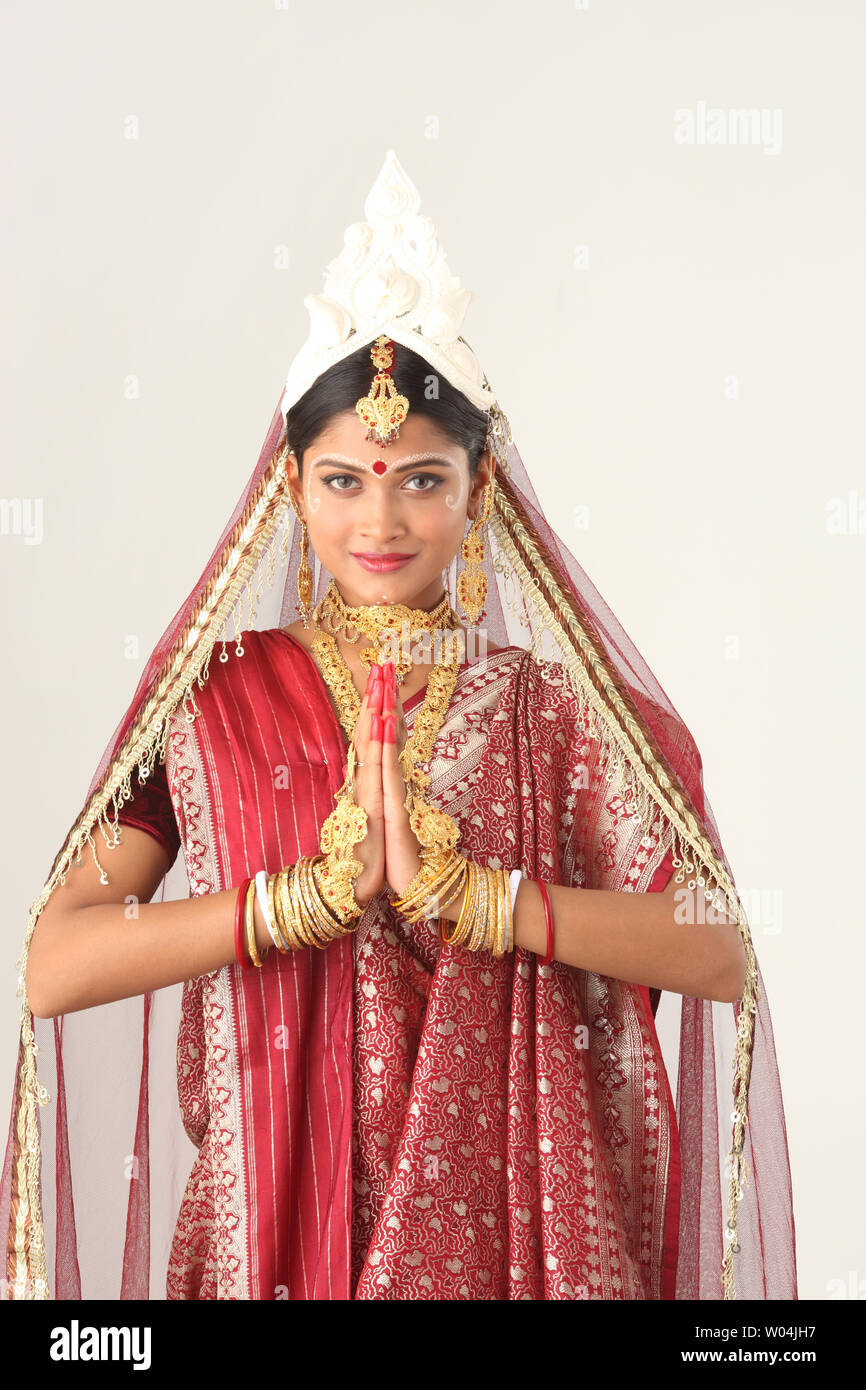 Portrait of an Indian bride welcoming with hands joined Stock Photo - Alamy