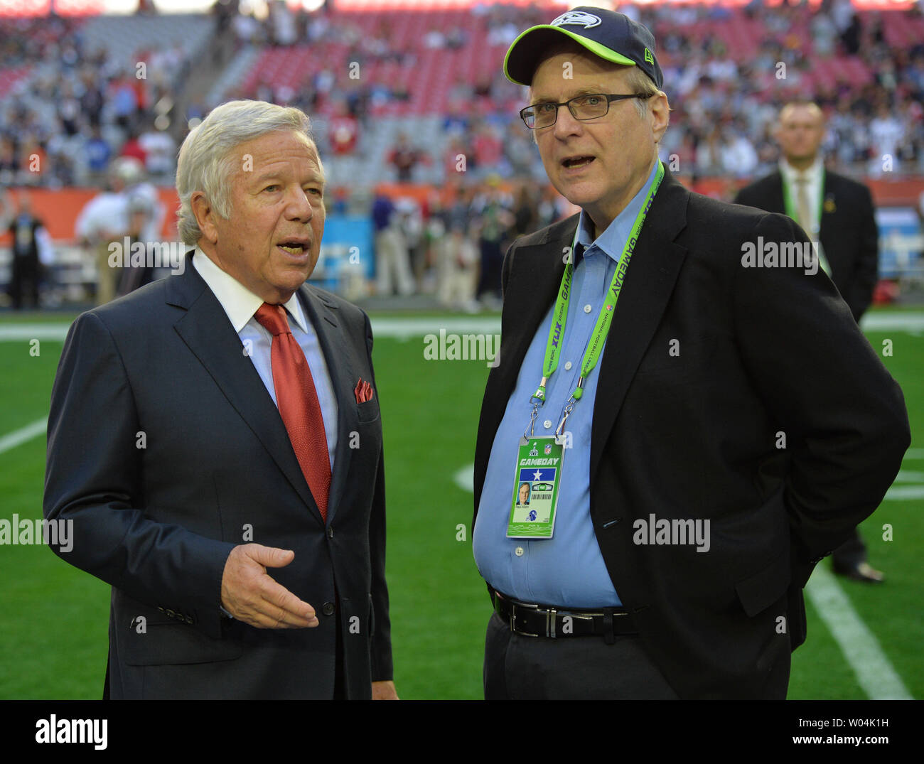New England Patriots owner Robert Kraft (L) talks with Seattle Seahawks ...
