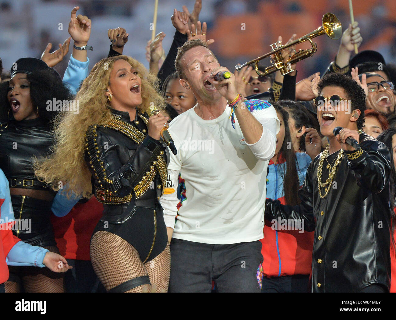 Coldplays halftime show hi-res stock photography and images - Alamy