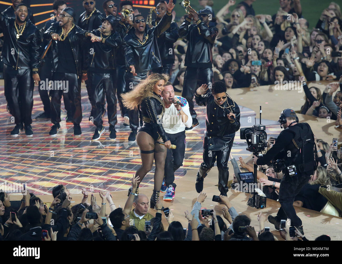 Beyonce (L), Coldplay and Bruno Mars (R) perform during the Super Bowl ...