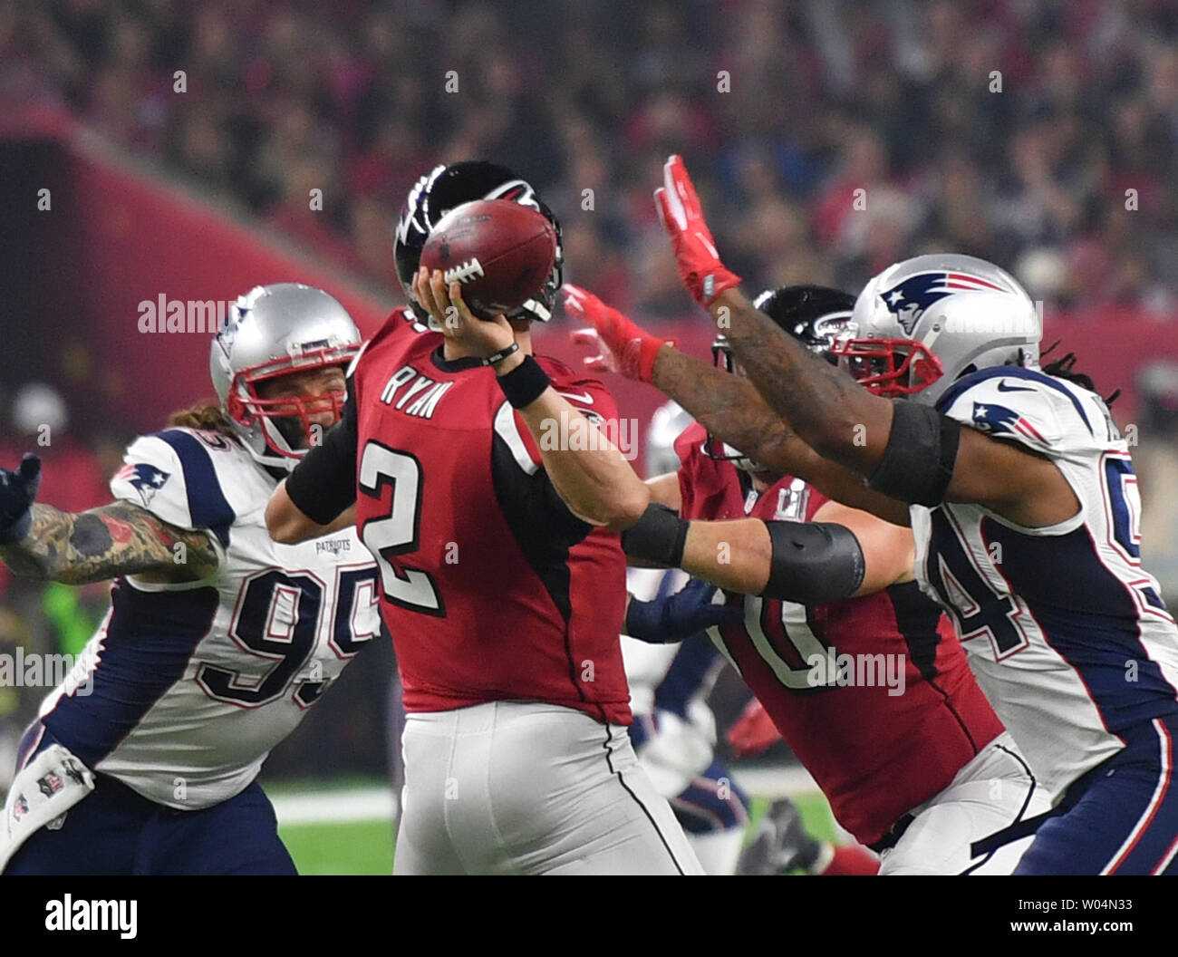 New England Patriots middle linebacker Dont'a Hightower (R) forces a ...
