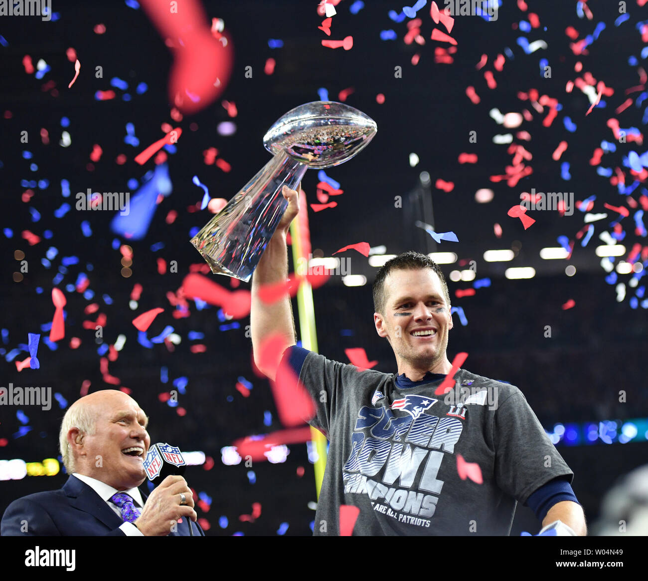 New England Patriots quarterback Tom Brady lifts the Vince Lombardi ...