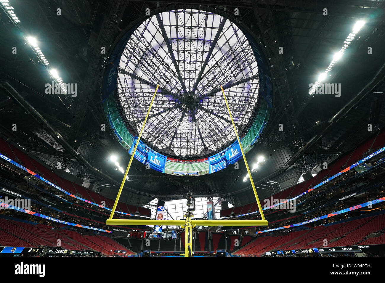 Mercedes benz stadium atlanta roof hi-res stock photography and images ...