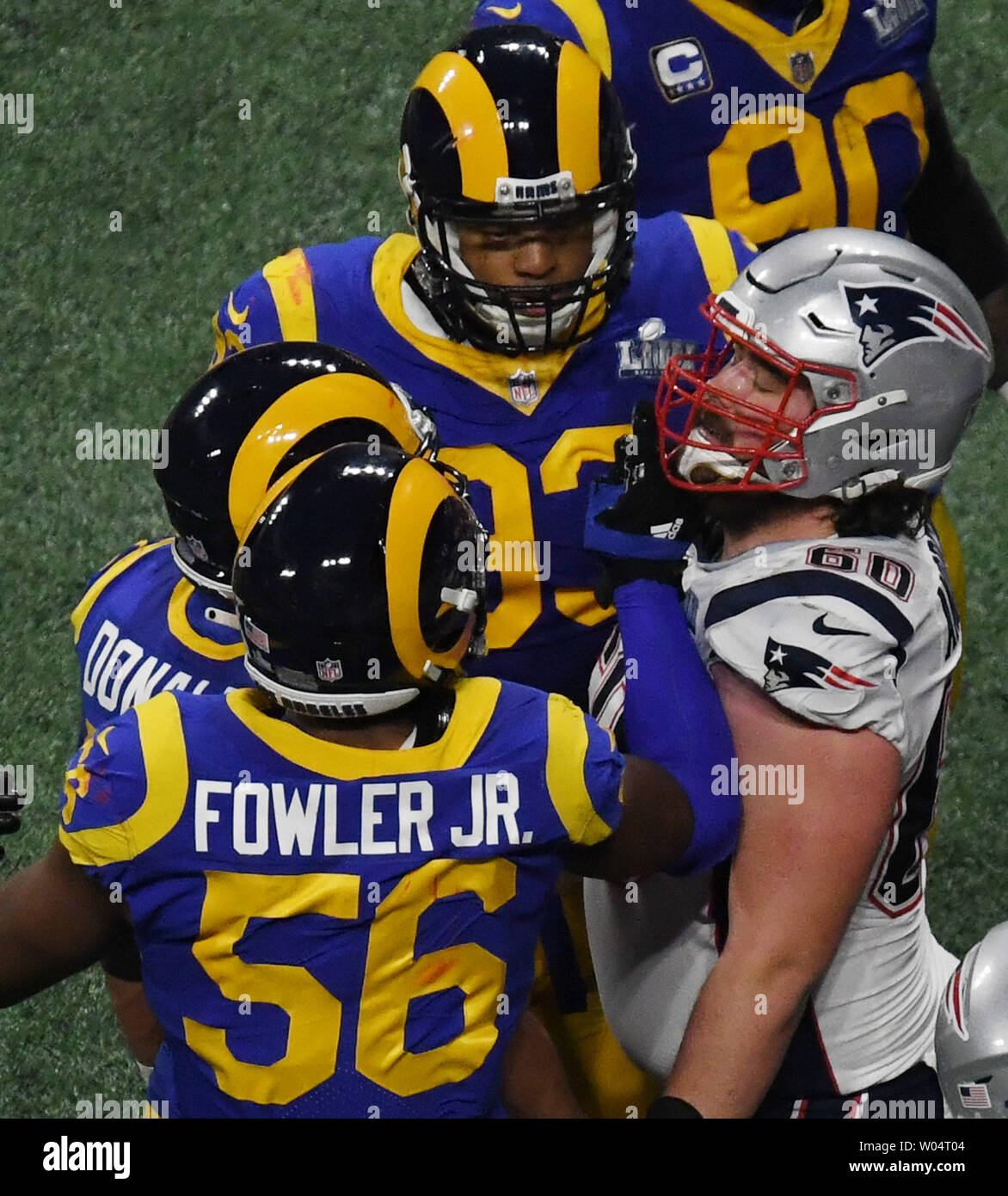 New England Patriots center David Andrews (60) confronts Los Angeles ...