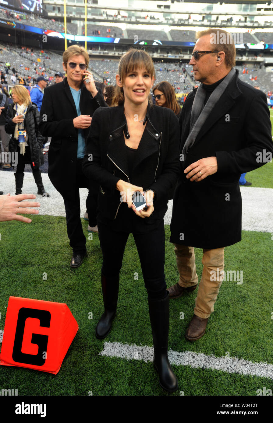 Actress Jennifer Garner, center, walks around the field with actor ...