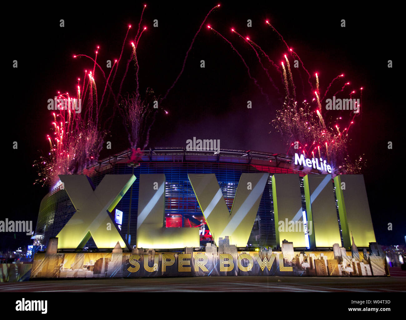 Super bowl stadium fireworks hi-res stock photography and images - Alamy