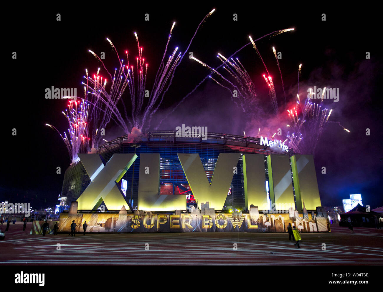 Super bowl stadium fireworks hi-res stock photography and images - Alamy