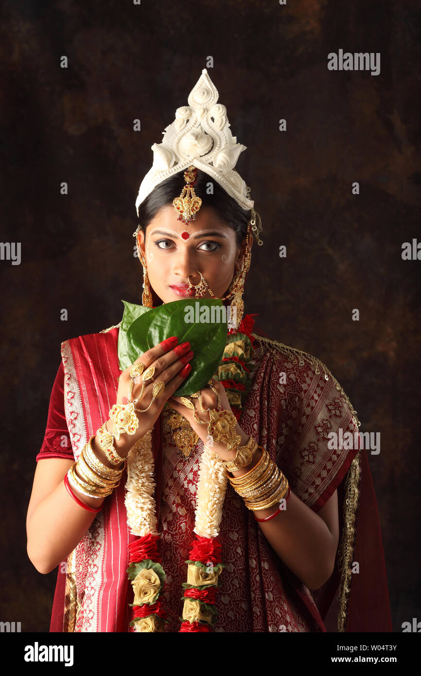 Indian bride performing traditional ritual Stock Photo - Alamy