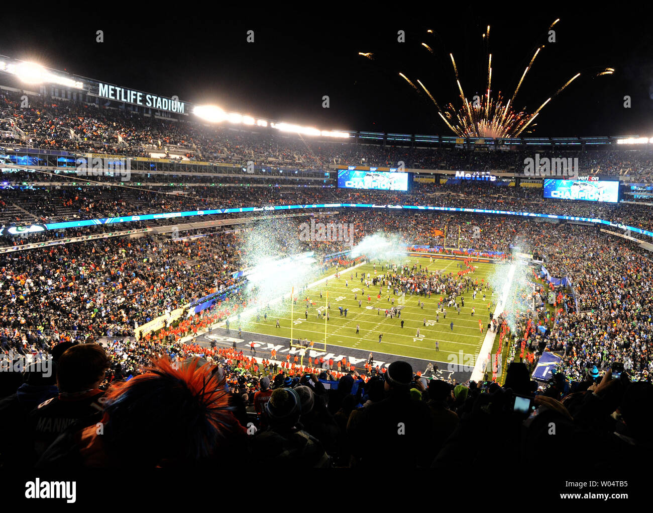 Super bowl stadium fireworks hi-res stock photography and images - Alamy