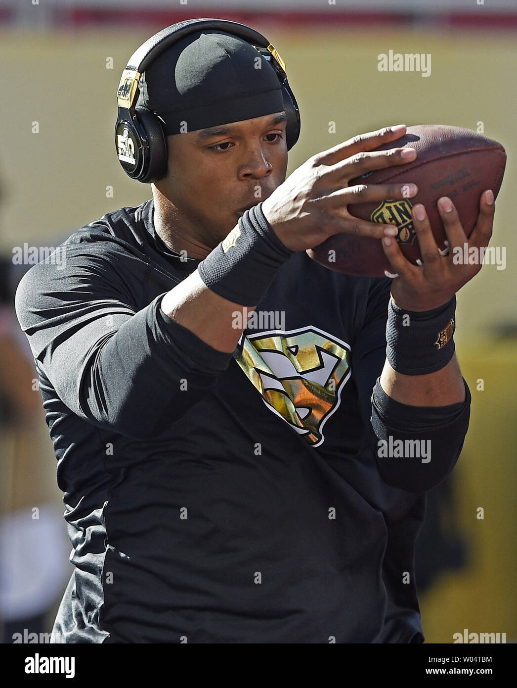Quarterback catches ball hi-res stock photography and images - Alamy