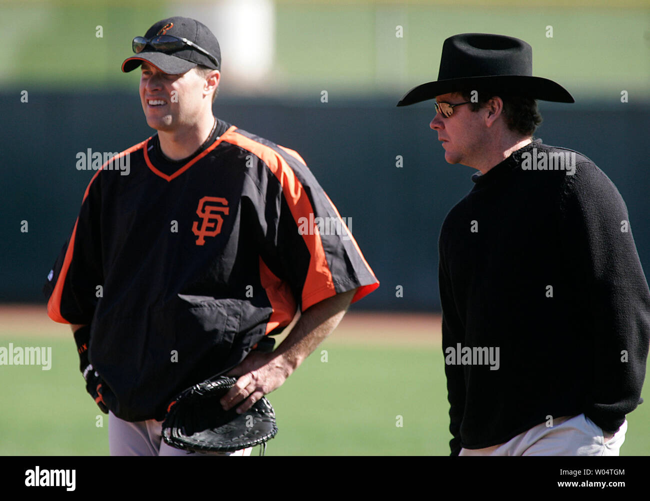 San Francisco Giants J.T. Snow (left) talks with SF Giants ...