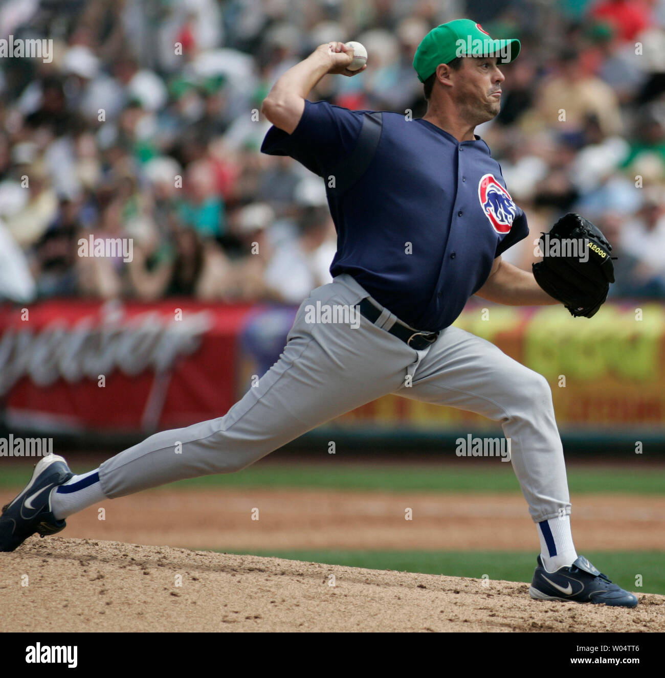 Chicago cubs pitcher greg maddux hi-res stock photography and images ...