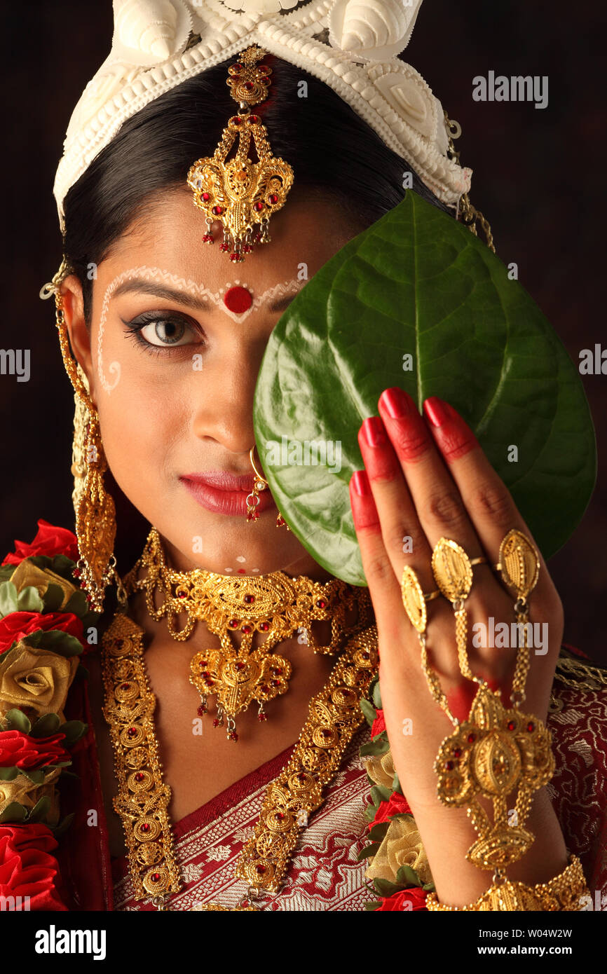 Indian bride performing traditional ritual Stock Photo - Alamy