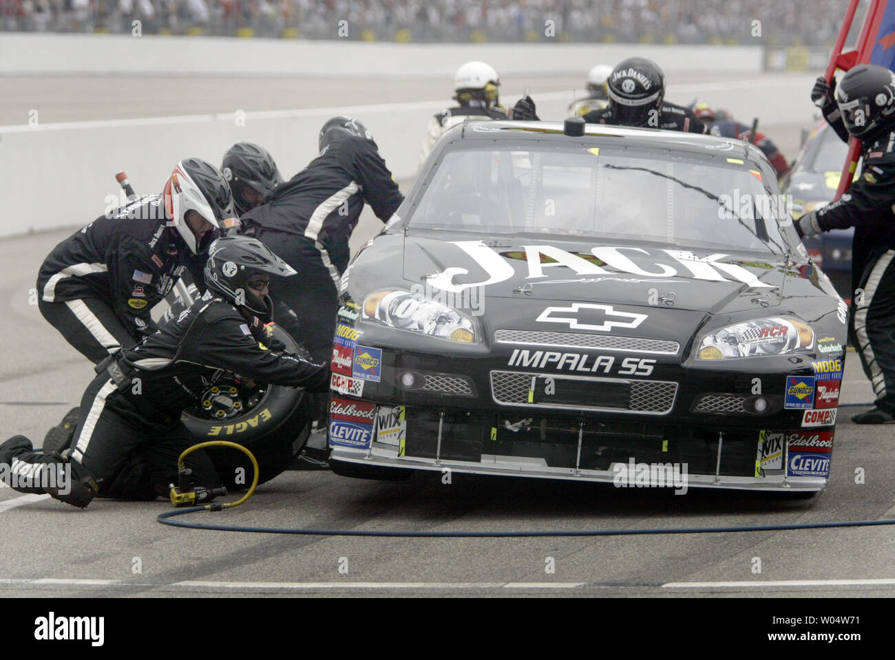 The crew of the Jack Daniel's Chevrolet - driven by Clint Bowyer - rush ...