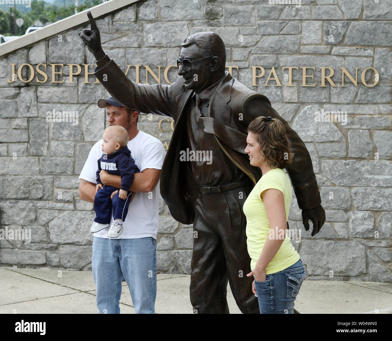 People pose for pictures with the Joe Paterno statue outside Beaver ...