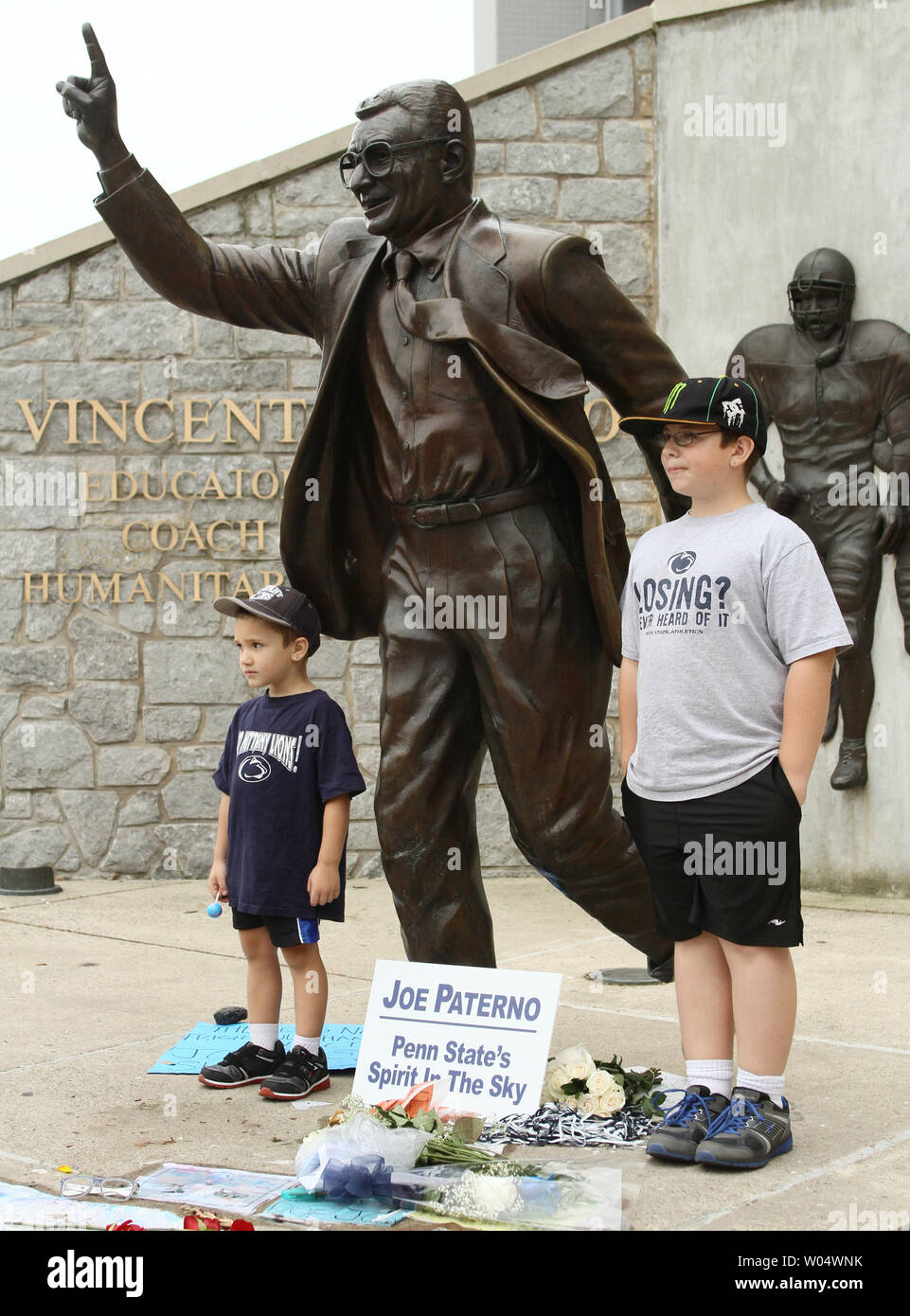 People pose for pictures with the Joe Paterno statue outside Beaver ...
