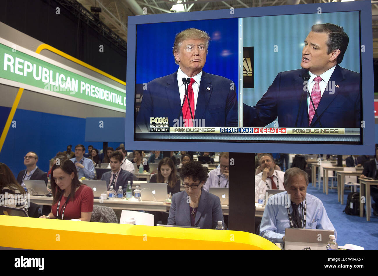 News room screens hi-res stock photography and images - Alamy