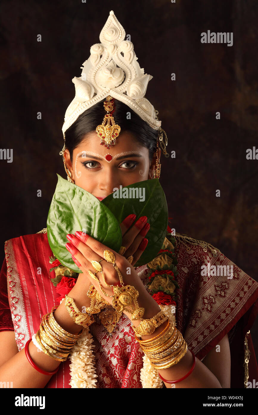 Indian bride performing traditional ritual Stock Photo - Alamy