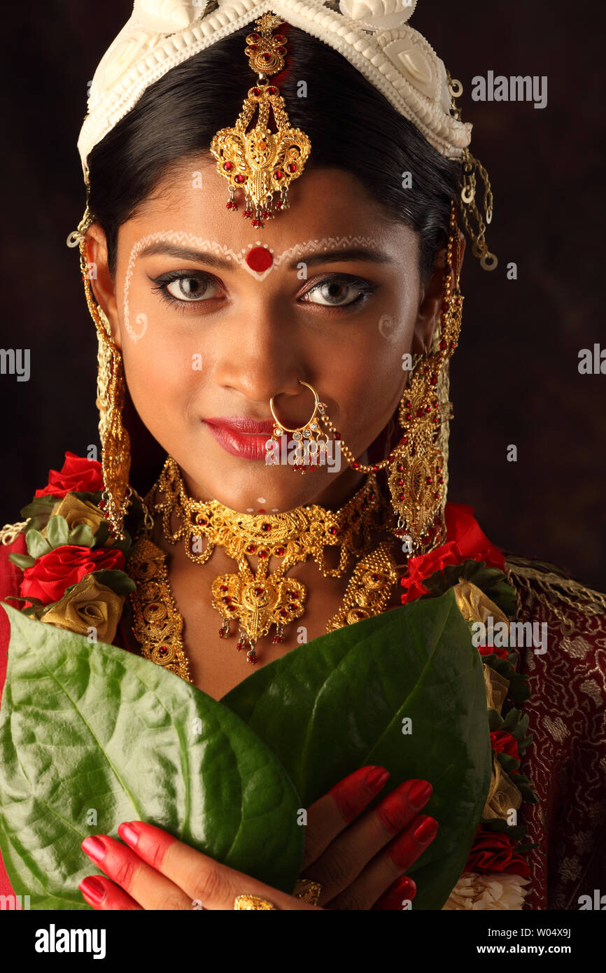 Indian bride performing traditional ritual Stock Photo - Alamy