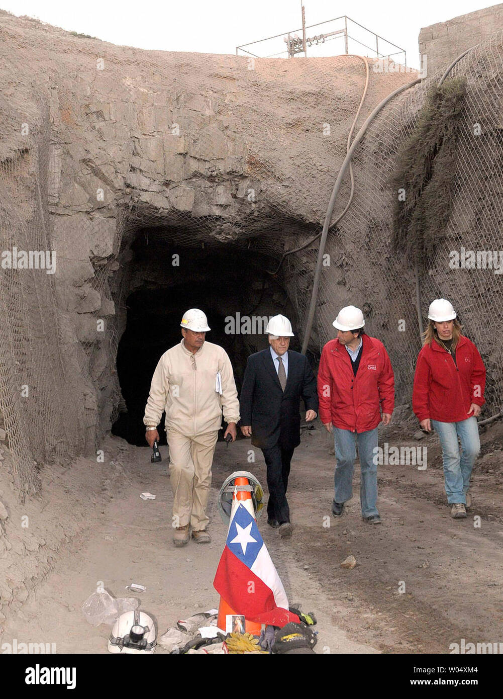 33 miners mine collapse chile 2010 hi-res stock photography and images ...