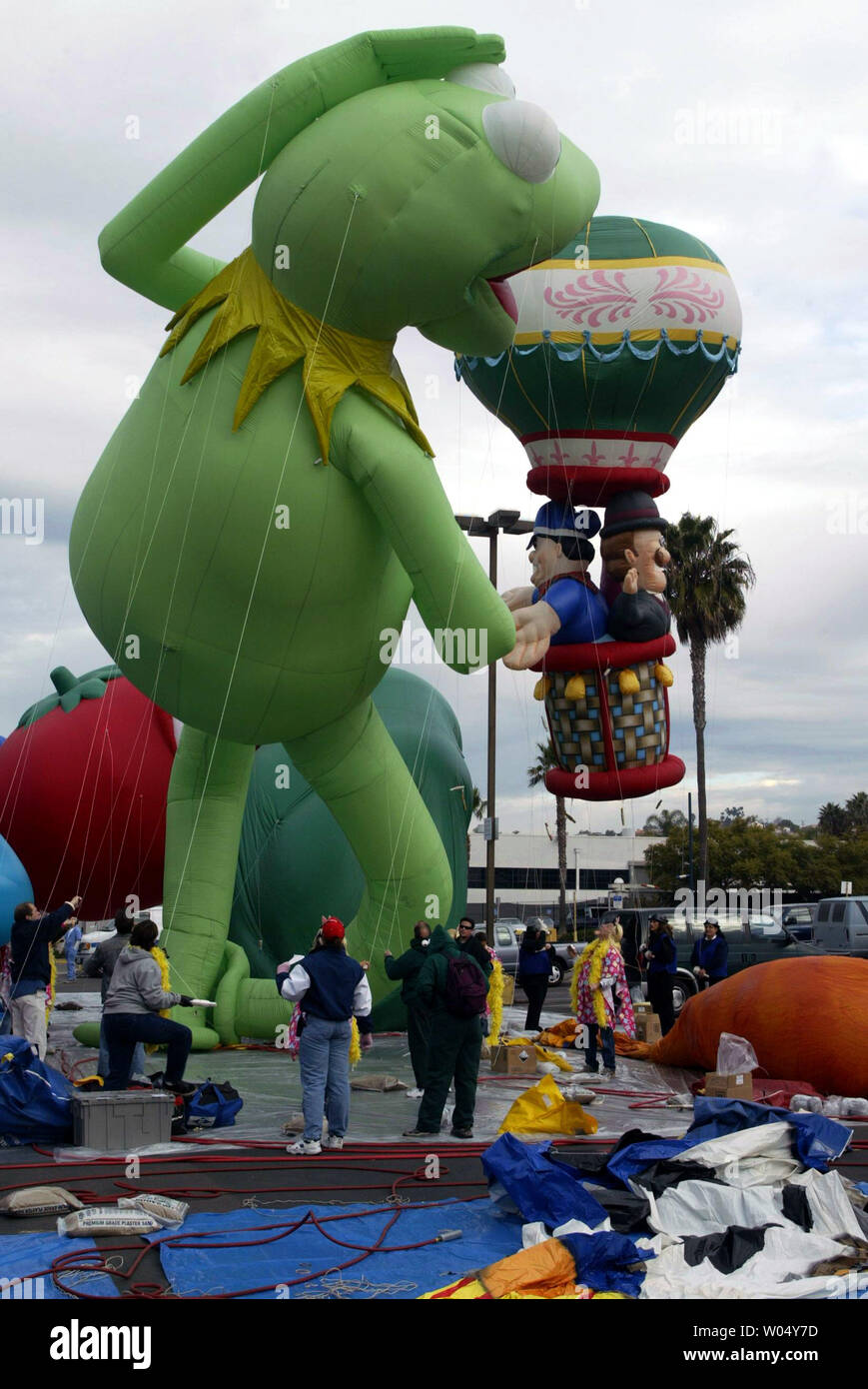 Kermit the frog balloon hi-res stock photography and images - Alamy