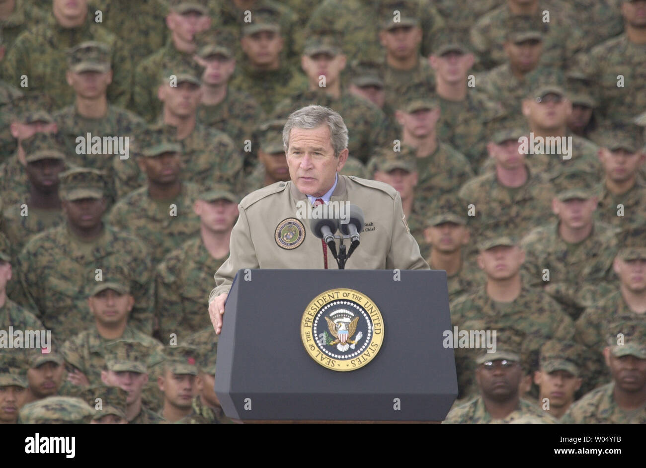 U s president george bush marines hi-res stock photography and images ...