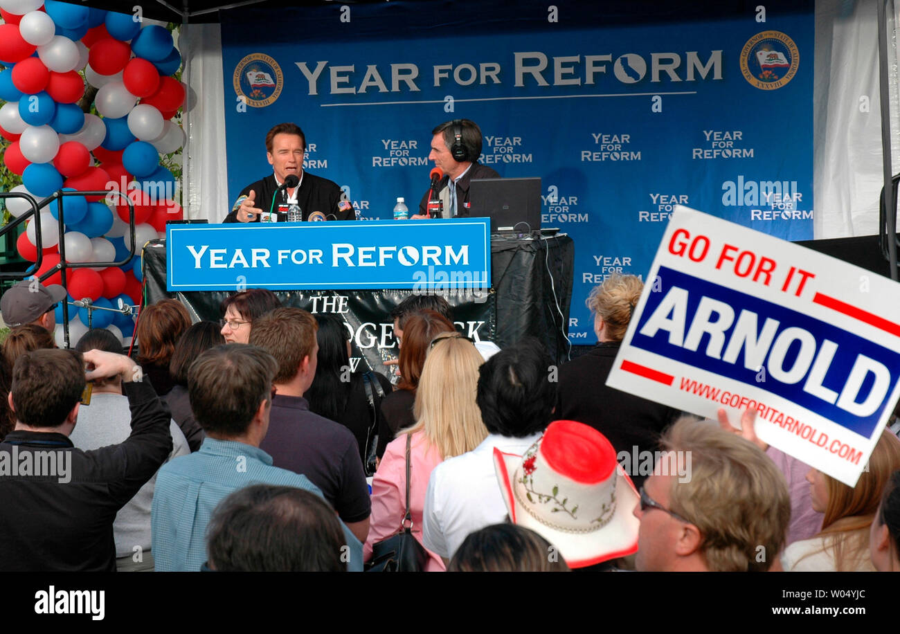 Conservative radio talk show host hi-res stock photography and images ...