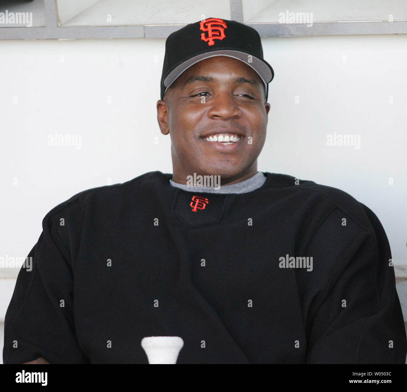 San Francisco Giants left fielder Barry Bonds relaxes in the dugout as ...