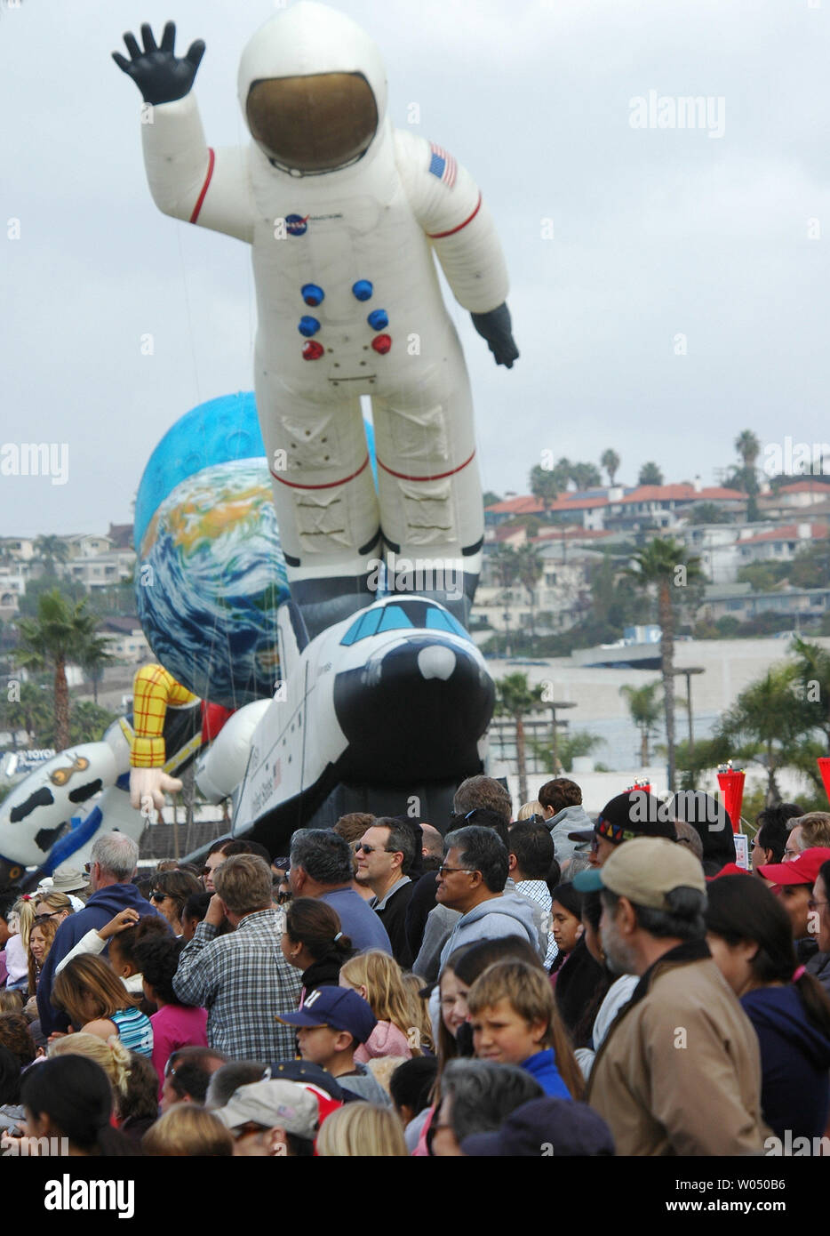 Thousands of people lined Harbor Drive during the San Diego Big Bay ...