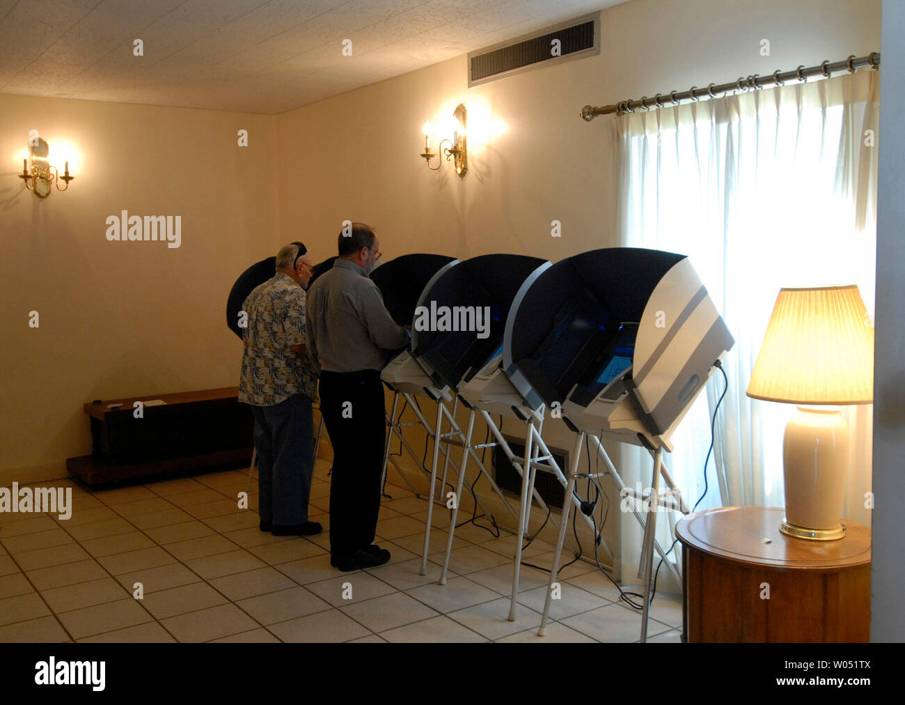 Electronic voting machines hi-res stock photography and images - Alamy