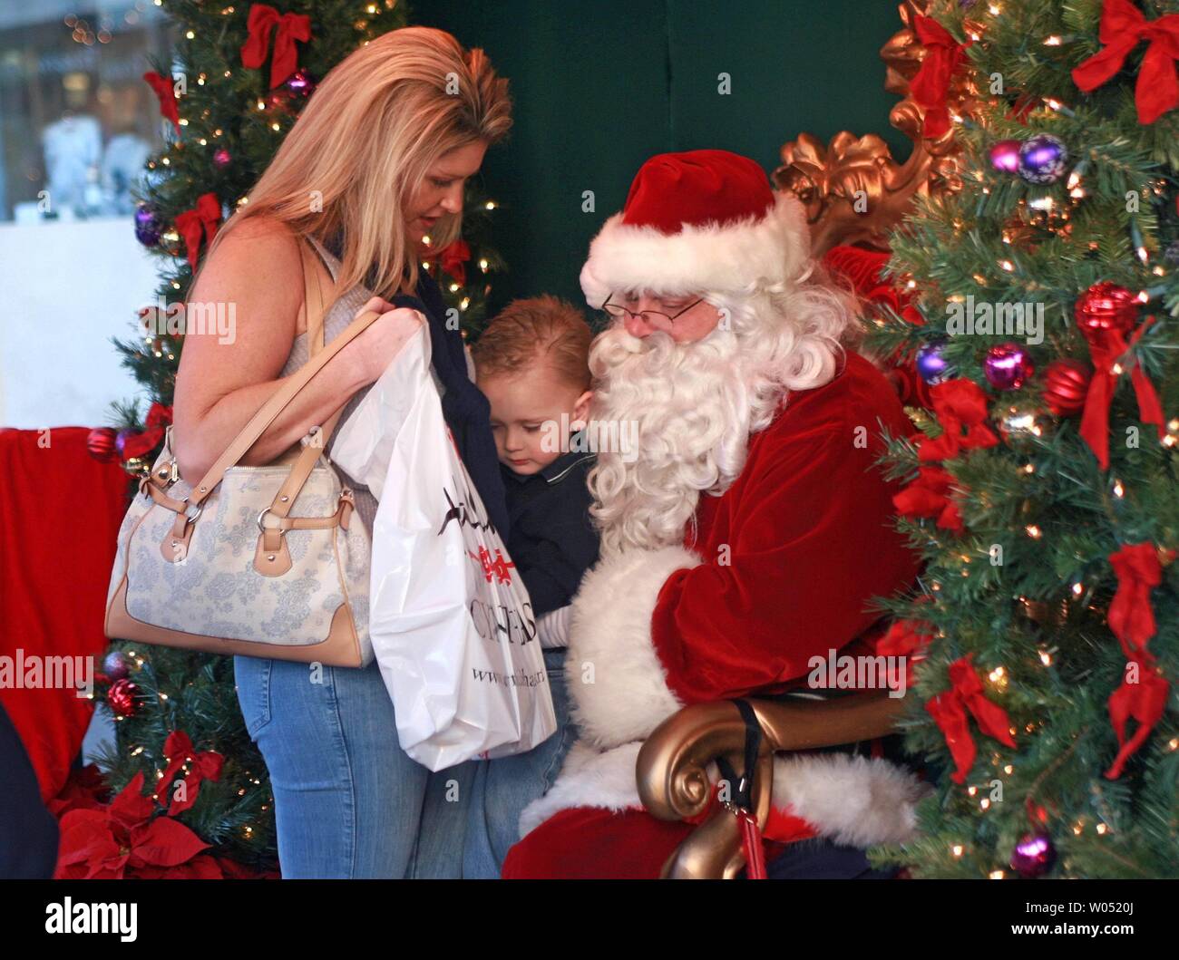 Linda Frazier brings her children to see Santa Claus at Grossmont ...