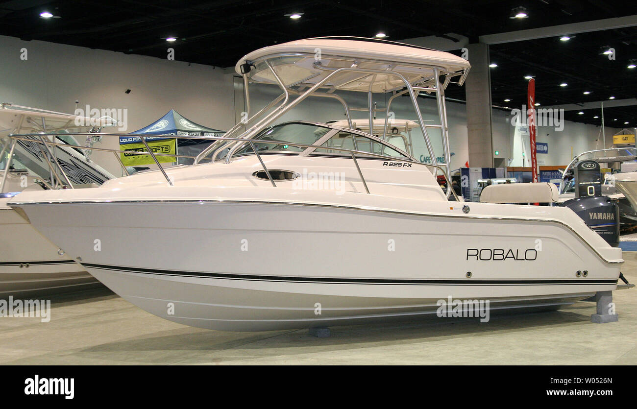 A Robalo R225 FX speed boat is on display at the 2007 San Diego Boat ...