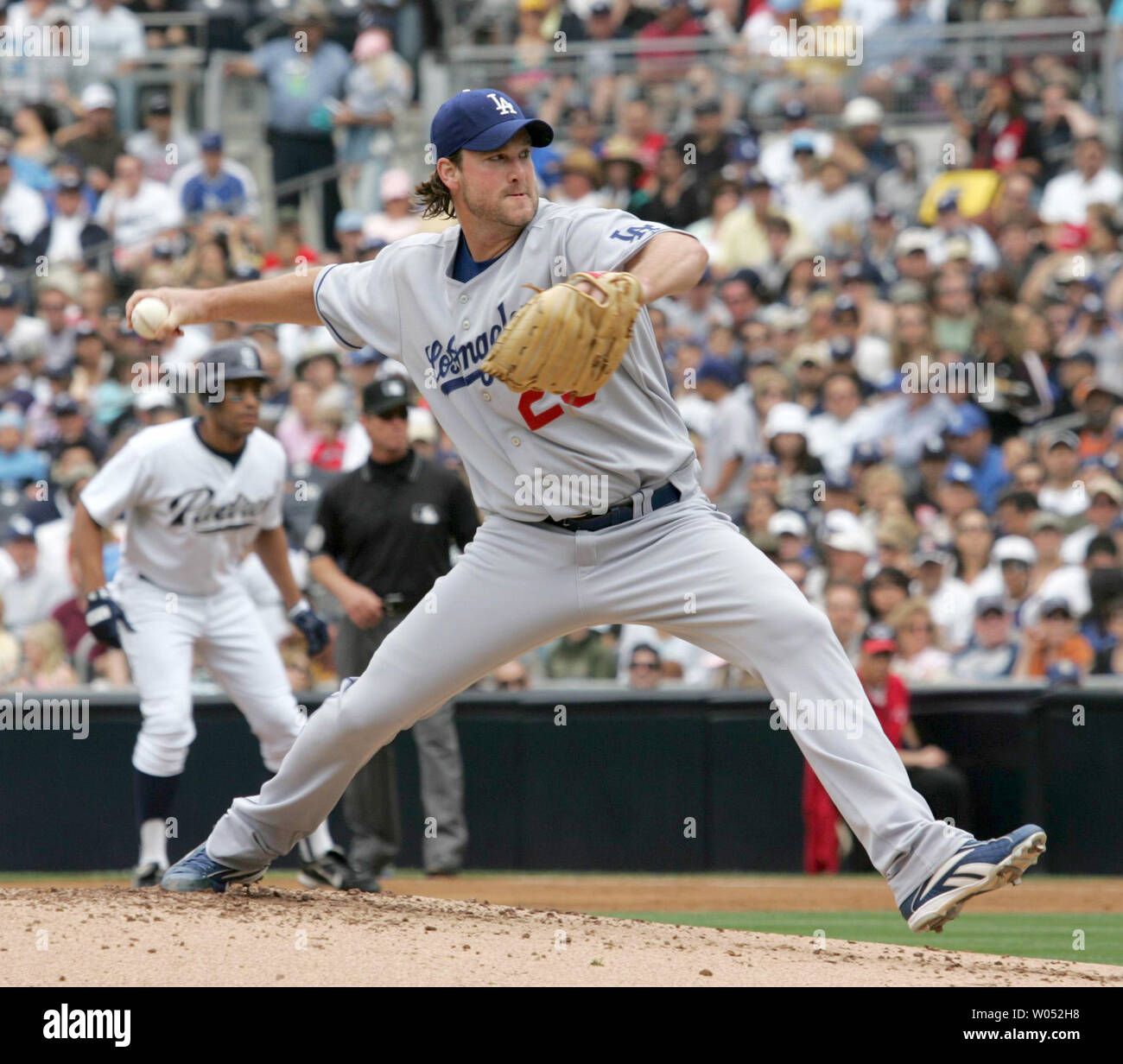 Los Angeles Dodgers pitcher Derek Lowe starts the game with the San ...