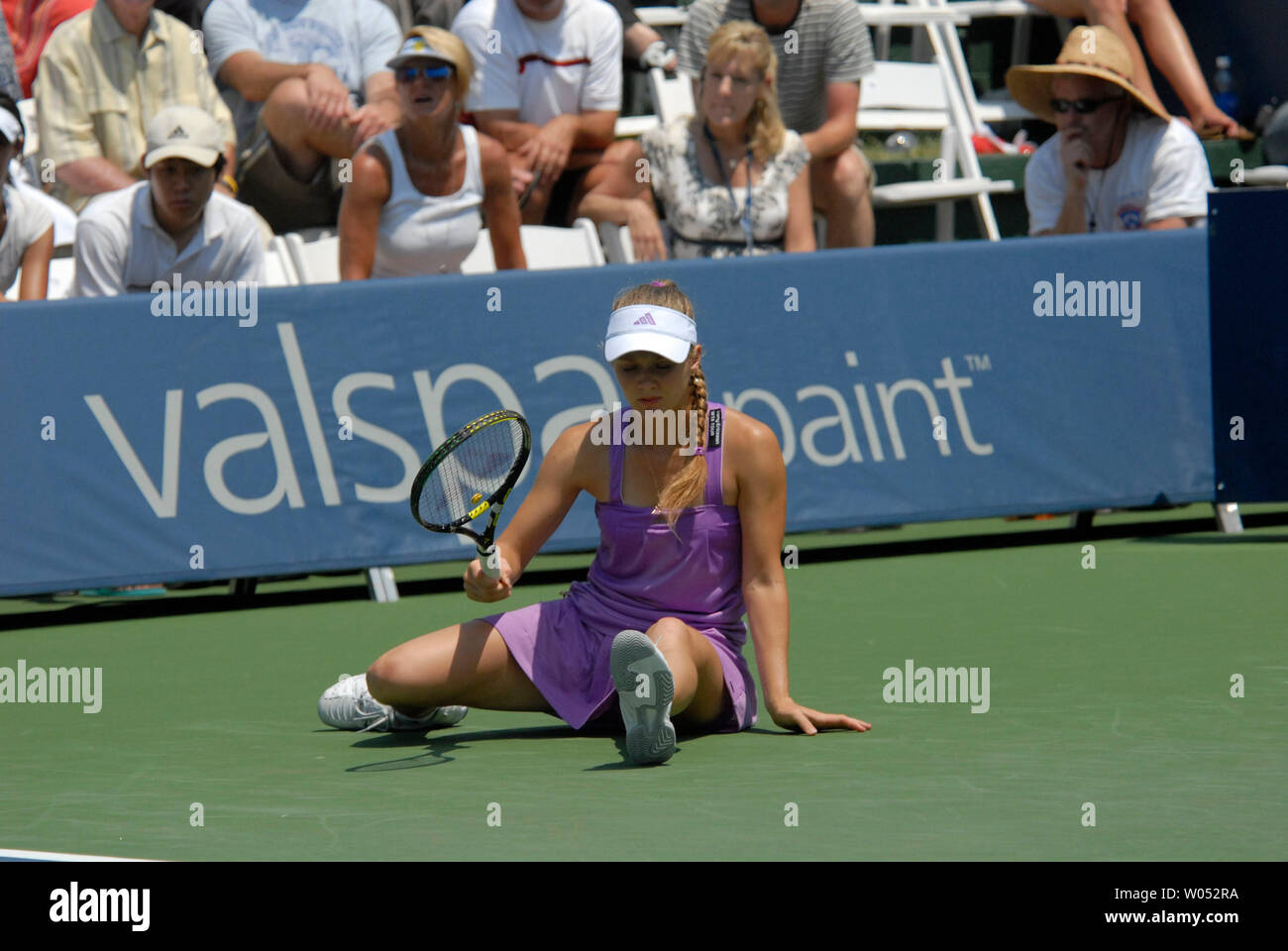 Sharapova slips hi-res stock photography and images - Alamy