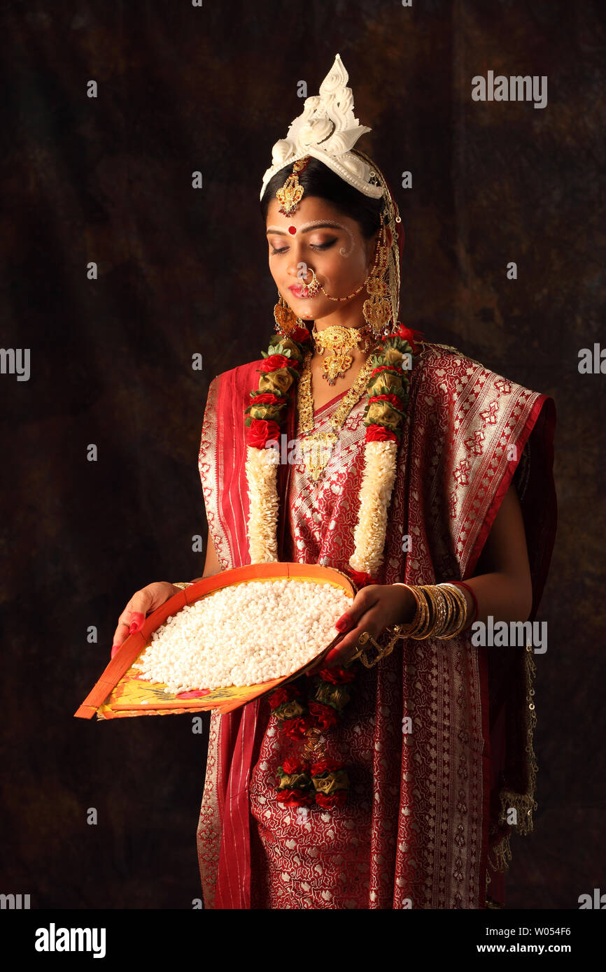 Indian bride performing traditional ritual Stock Photo - Alamy