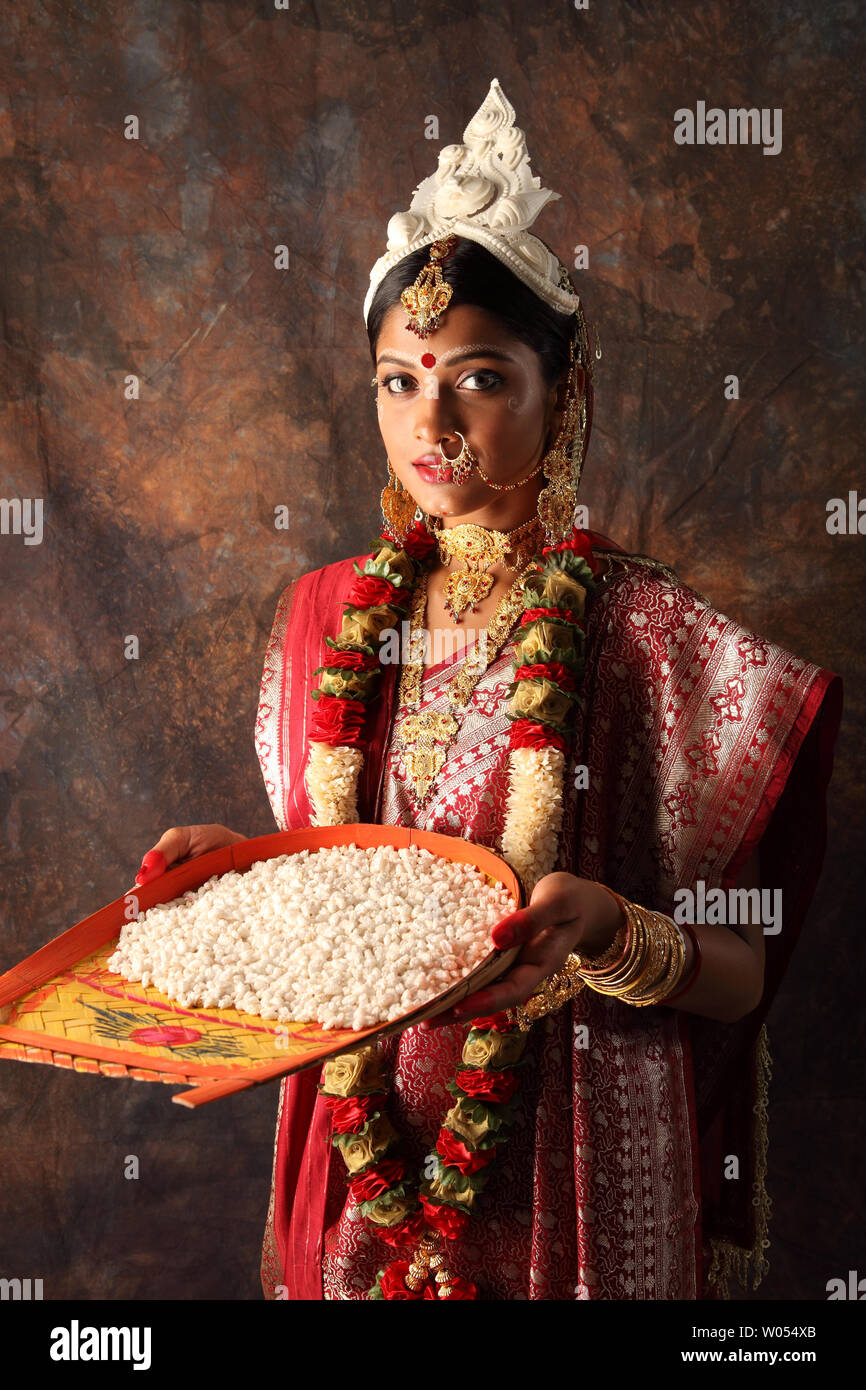 India woman sari garland hi-res stock photography and images - Alamy