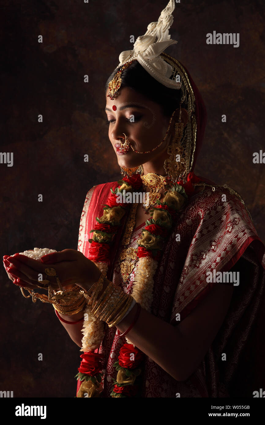 Indian bride performing traditional ritual Stock Photo - Alamy