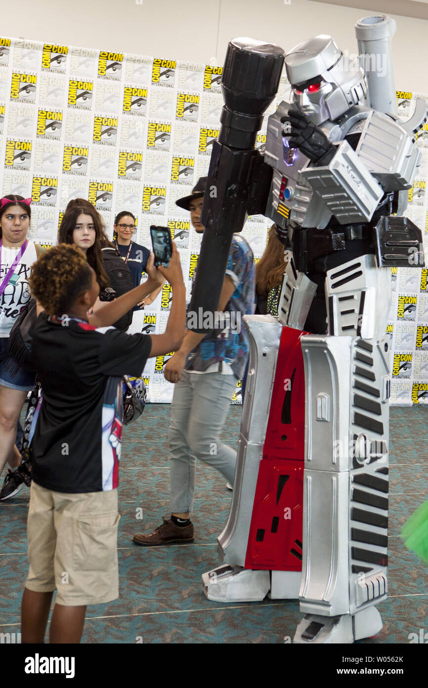 Thousands of fans arrive for the annual four-day Comic-Con gathering in ...