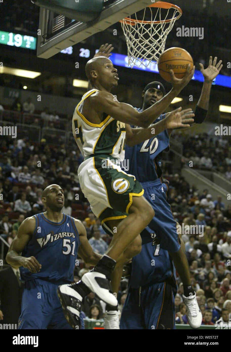 Seattle SuperSonics' Ray Allen, middle, does a reverse layup against ...