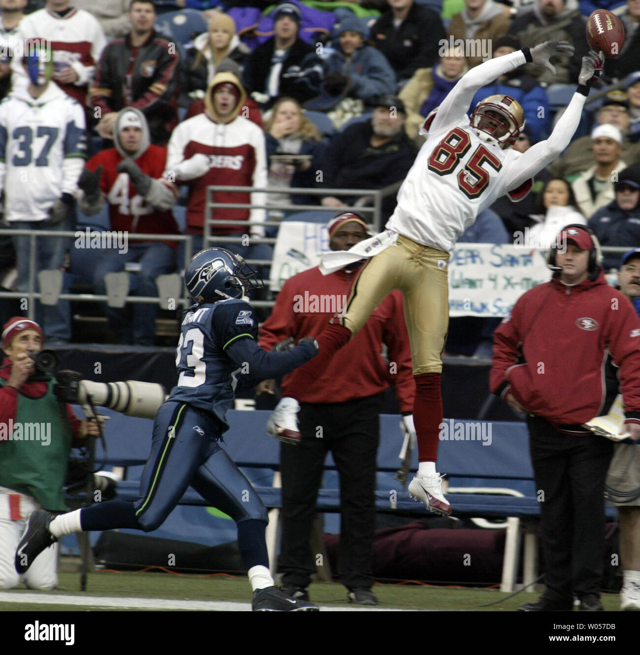 San Francisco 49ers' wide receiver Brandon Lloyd (85) leaps to try to ...