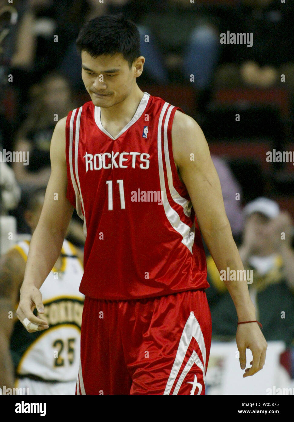 Yao ming game hi-res stock photography and images - Alamy