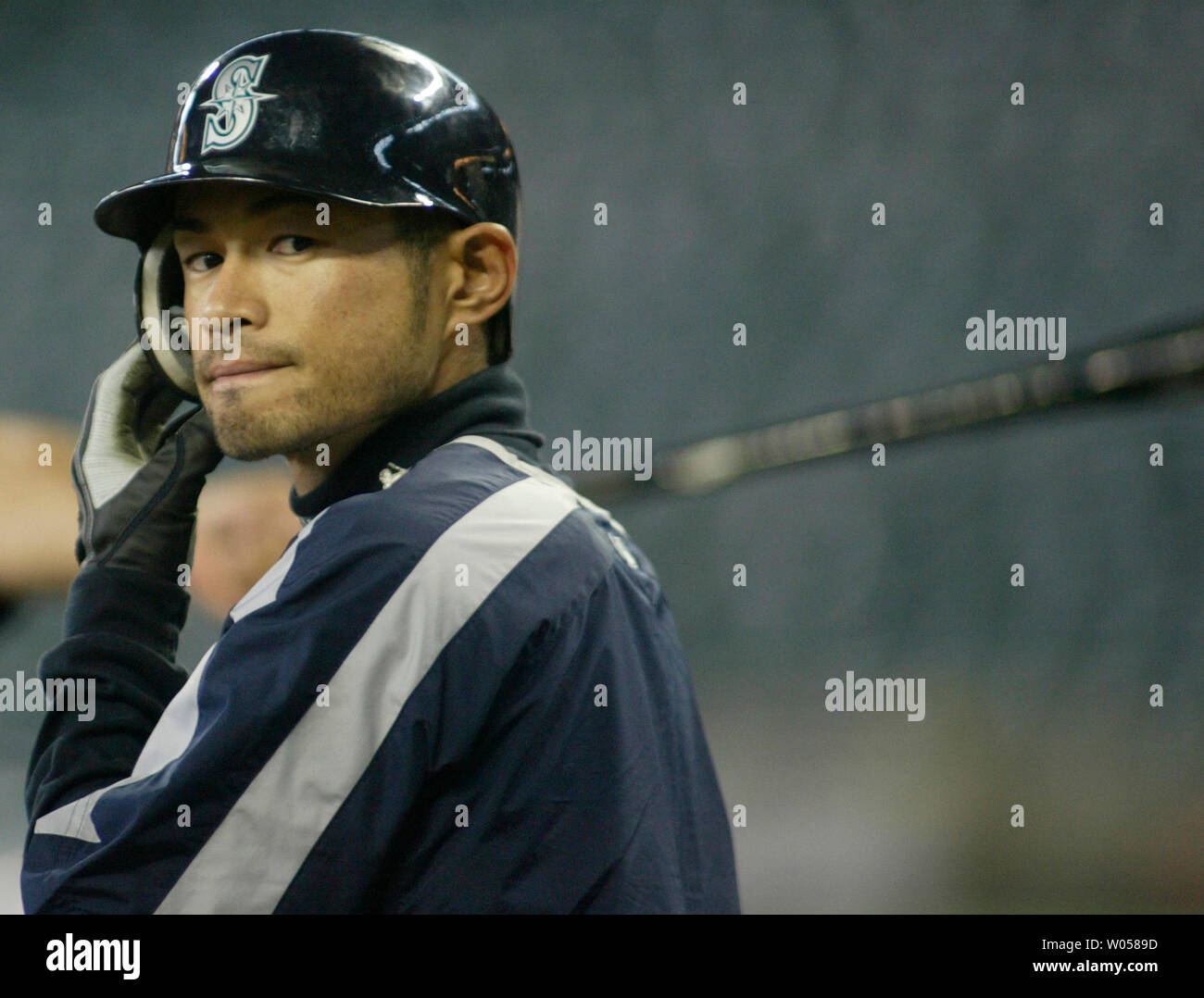 Seattle mariners ichiro suzuki swings hi-res stock photography and ...