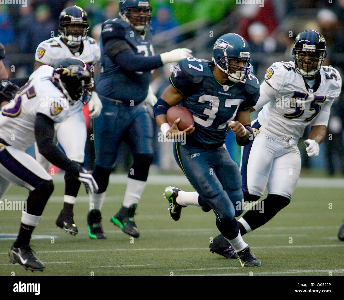 Seattle Seahawks running back Shaun Alexander outruns Baltimore Ravens ...