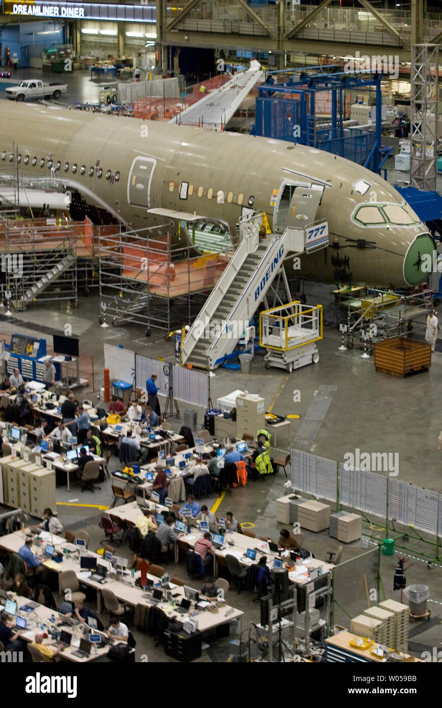 Boeing 787 dreamliner assembly hi-res stock photography and images - Alamy